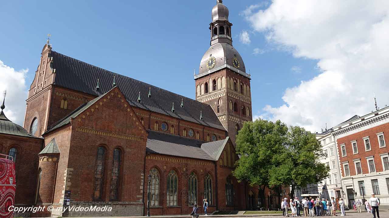 First steps in the center of Riga - Latvia - Travel Video Blog